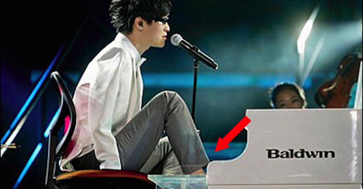 Young Man With No Arms Plays Piano FLAWLESSLY! Wow!