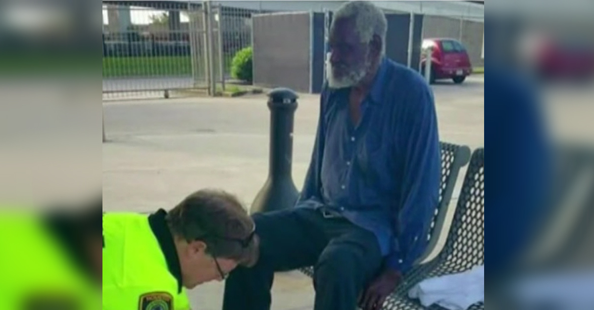 Photo Of Officer And Homeless Man Has Gone VIRAL. But Look Closely At ...