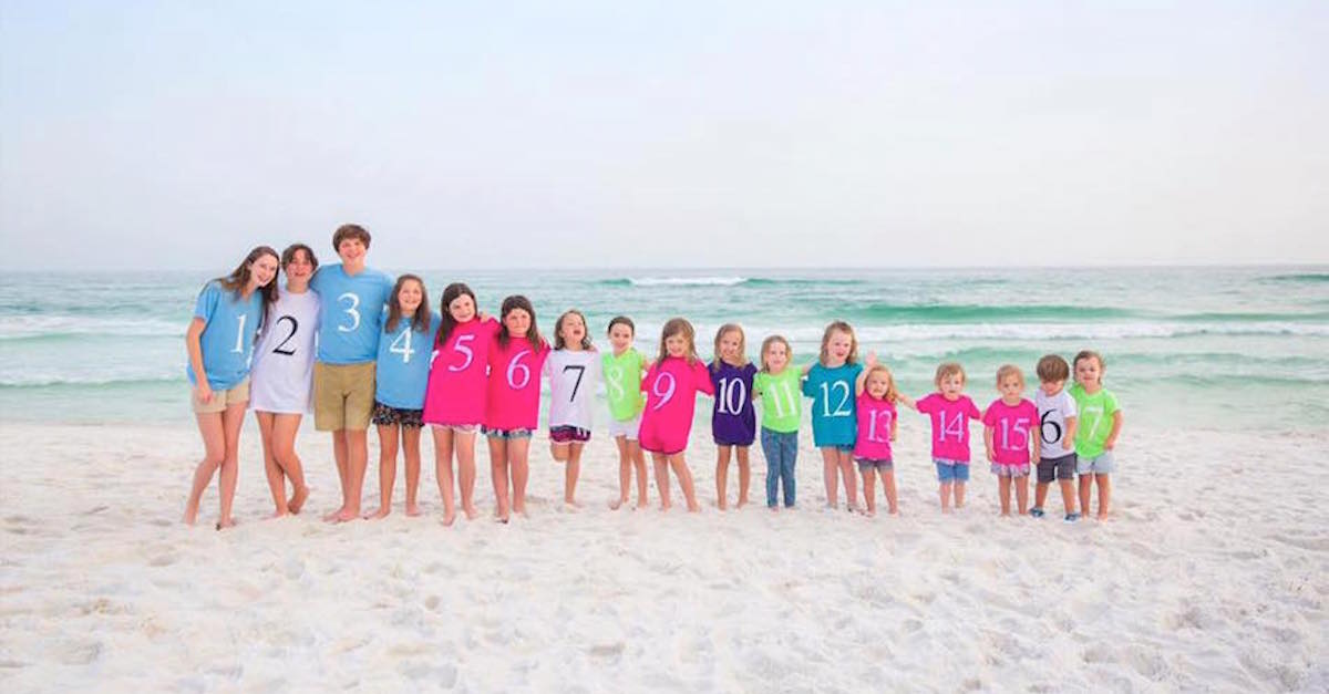 17 Cousins Line Up For An Epic Family Photo