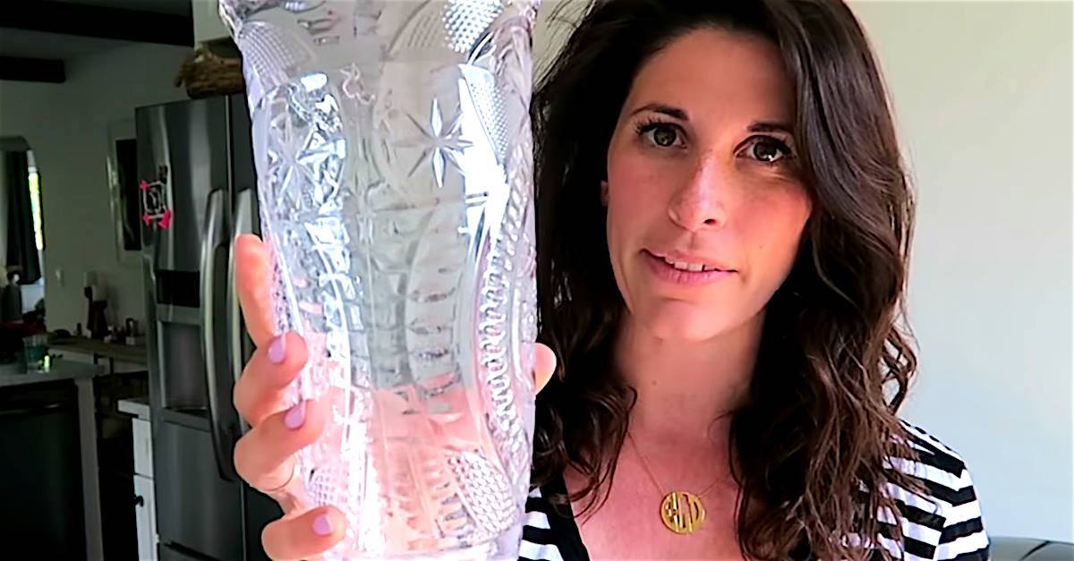 Woman Transforms Plastic $1 Vase Into A Beautiful Dining Room Centerpiece