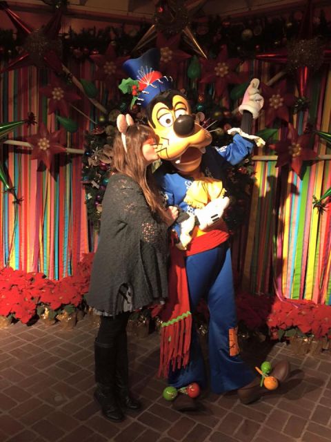 He Poses With A Famous Disney Character To Help Meet Women. The Result ...