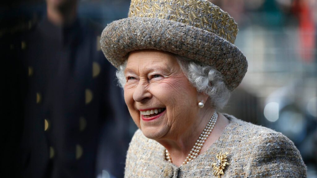 Buckingham Palace Is Hiring A Personal Assistant For The Queen But The ...