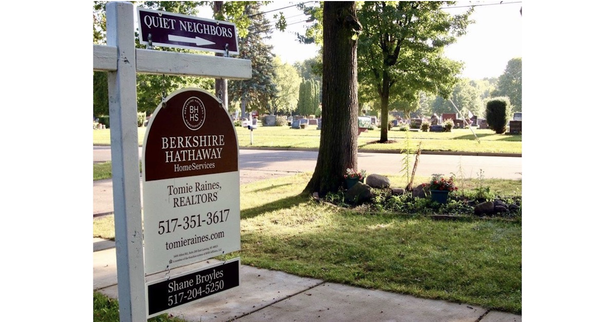 House Across From Cemetery Has Hysterical 'For Sale' Sign