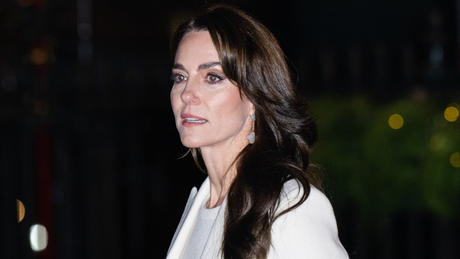Kate Middleton Allegedly Altered A Family Photo With Queen Elizabeth ...